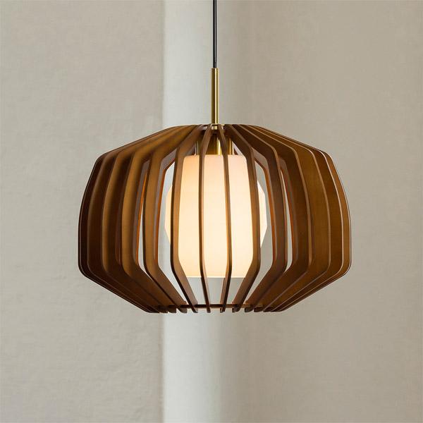 ラテン語で「玉ねぎ」という意味の名を持つ、合計30枚ものブライウッドが連なるセボラペンダントライト。ミルクガラス越しのやさしい光が広がると同時に、下方向にはダイレクトに光が届くようにデザインされています。北欧ナチュラルから和モダンまで幅広く...