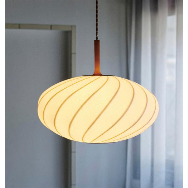 和紙にも似た弾力のある生地が人気のFalkペンダントライトの新型、ファルク-エリプス- ペンダントライト。緩やかなカーブの点ついたオーバルシルエットに普遍的な美しさを感じます。流れるような螺旋模様を描く細いワイヤーフレームにファイバーをスプ...