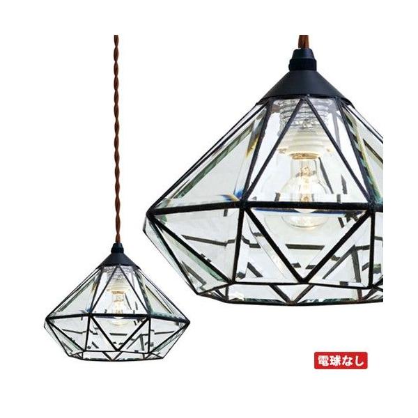 フレームドガラスでできた天井の宝石のようなデザインがオシャレなロアンヌペンダントライト。インダストリアルな雰囲気が楽しめるペンダント照明です。透明感から放たれる光とシックなブラックのフレームがマッチした落ち着きのある、少しクールな印象。点灯...
