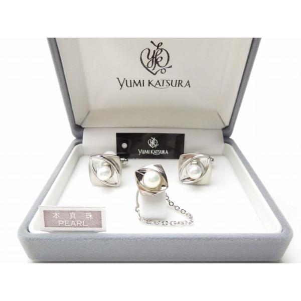 サイズカフス：1.5cm×1.5正方形(飾り部分)×高さ2(真珠から金具部分)タイピン：1cm×1cm正方形×2(タック式）真珠のサイズ:直径0.6〜0.7cm色シルバー風。本真珠 商品説明ケース入り。箱付き。写真と多少の色の異なりはご了承...