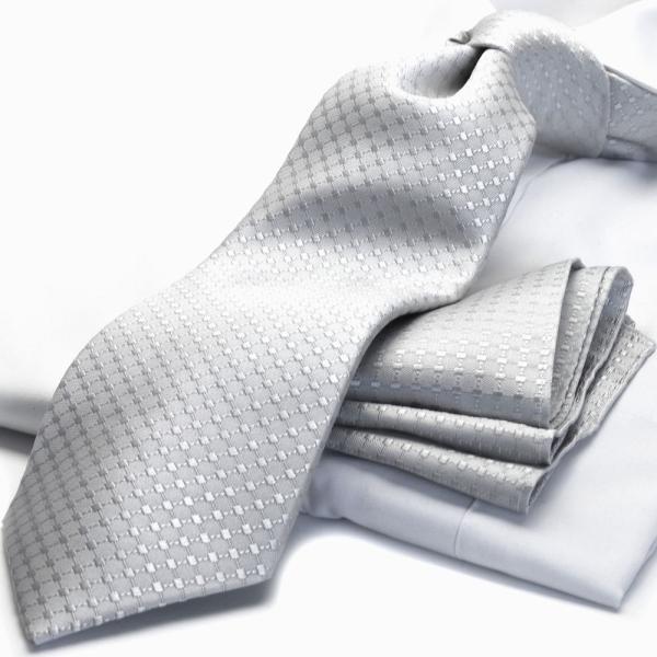 サイズ縦143〜146センチ×幅約8センチ　/チーフ　約23センチの正方形材　質シルク１００％色シルバーグレーのデザイン柄商品説明写真と多少の色の異なりはご了承下さい。 ポイント利用