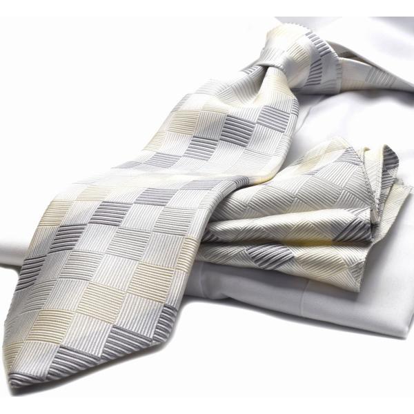 サイズ縦143〜145センチ×幅8センチ/チーフ23センチの正方形 材　質シルク１００％色ネクタイ、チーフとも、ホワイト、グレー、シルバーのブロックチェック生産国日本商品説明写真と多少の色の異なりはご了承下さい。 ポイント利用