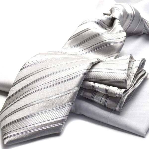 サイズ縦143センチ×幅8センチ/チーフ23センチの正方形 材　質シルク１００％色ホワイトベースにグレー、シルバーのストライプ商品説明写真と多少の色の異なりはご了承下さい。 ポイント利用