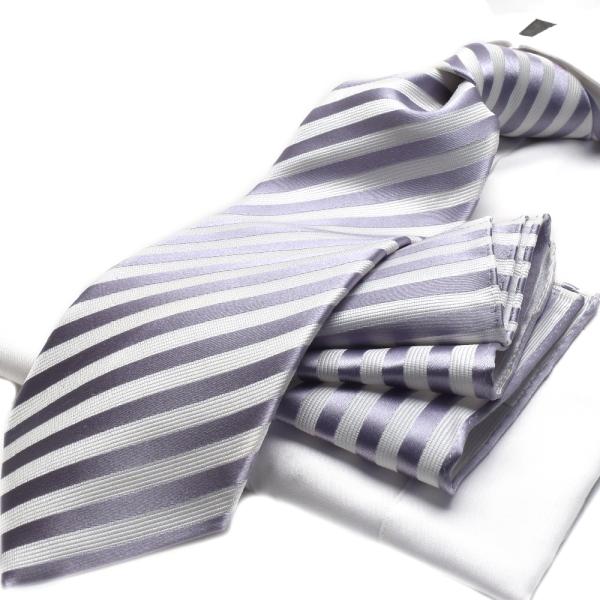 サイズ縦143センチ×幅8.5センチ/チーフ23センチの正方形 材　質シルク１００％色薄い藤色、ホワイト、シルバーのストライプ商品説明写真と多少の色の異なりはご了承下さい。 ポイント利用