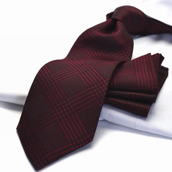 【20代/30代/40代/50代/60代】サイズ縦143センチ×幅8センチ/チーフ23.5センチの正方形 材　質シルク１００％色 エンジ、ブラックのグレンチック /チーフ・同柄商品説明写真と多少の色の異なりはご了承下さい。 ポイント利用