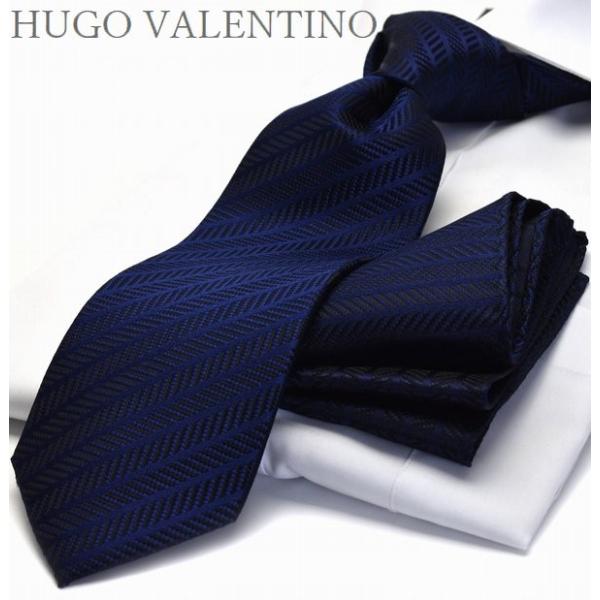 【20代/30代/40代/50代/60代】サイズ縦143センチ×幅8センチ/チーフ23.5センチの正方形 材　質シルク１００％色ネイビーのストライプ柄 /チーフ・同柄商品説明写真と多少の色の異なりはご了承下さい。 ポイント利用