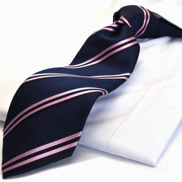 サイズ縦143センチ×幅8センチ材　質シルク１００％色ダークネイビーベースに、ピンクのストライプ商品説明写真と多少の色の異なりはご了承下さい。 ポイント利用