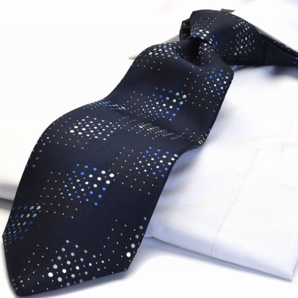 【20代/30代/40代/50代/60代】サイズ縦143センチ×幅8センチ材　質シルク１００％色ネイビーベースにブルー、水色、グレー、シルバーデザイン柄　商品説明写真と多少の色の異なりはご了承下さい。 ポイント利用