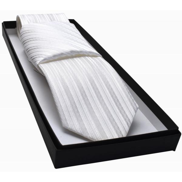 サイズ縦143センチ×幅約8センチ/チーフ23センチの正方形 材　質シルク１００％色ネクタイ、チーフとも、ホワイトの縦ストライプ　商品説明日本製・写真と多少の色の異なりはご了承下さい。