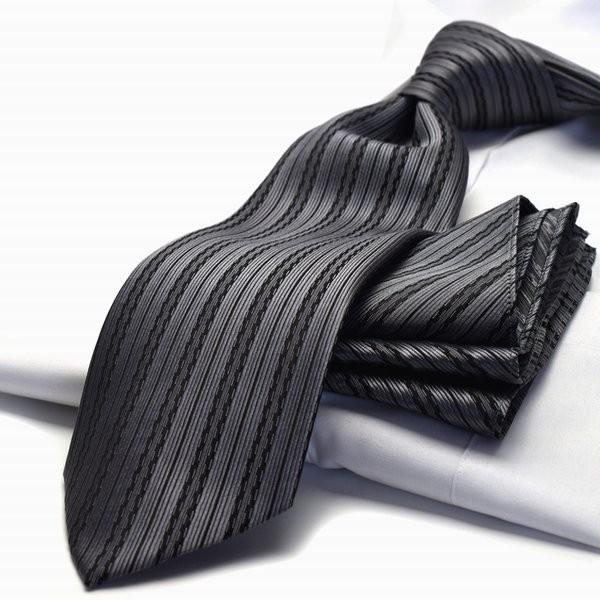 【20代/30代/40代/50代/60代】サイズ縦143センチ×幅8センチ/チーフ 23センチの正方形 材　質シルク１００％色グレーベースにブラックの縦スト無地/チーフ・同色　商品説明写真と多少の色の異なりはご了承下さい。 ポイント利用