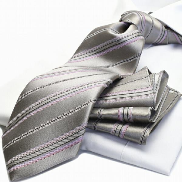 サイズ縦143センチ×幅8センチ/チーフ・同色（23.5センチの正方形）材　質シルク１００％色 シルバーグレー、ピンクのストライプ (チーフ付)　商品説明写真と多少の色の異なりはご了承下さい。日本製