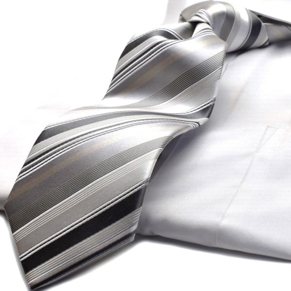 こちらと同じ柄で超ロングネクタイがあります。超ロングはこちらから>↓超ロングはこちらをクリック↓サイズ縦143センチ×幅8センチ材　質シルク100％色ホワイトベースにグレー、シルバーのストライプ商品説明写真と多少の色の異なりはご了承下...