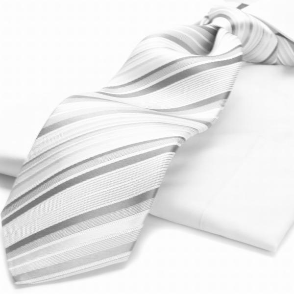 【20代/30代/40代/50代/60代】こちらと同じ柄で超ロングネクタイがあります。超ロングはこちらから↓超ロングはこちらをクリック↓サイズ縦143センチ×幅8センチ材　質シルク１００％色シルバーベースにグレー、白のストライプ商品説明写真...