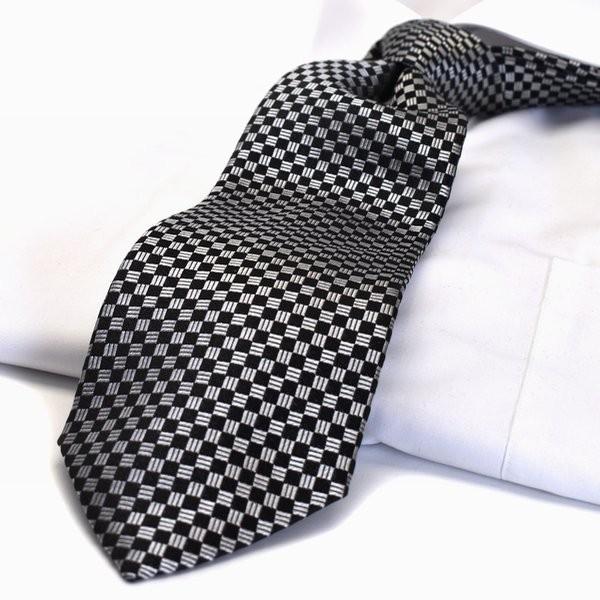 サイズ縦143〜145センチ×幅8センチ材　質シルク１００％色ブラックとグレーのブロックヘリンボーン柄製造元中国商品説明写真と多少の色の異なりはご了承下さい。