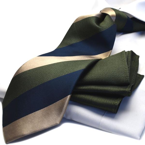 サイズ縦143センチ×幅8センチ/チーフ23.5センチの正方形材　質シルク１００％色グリーン、ダークネイビー、ゴールドベージュのストライプ・チーフ/同柄製造元中国商品説明写真と多少の色の異なりはご了承下さい。 ポイント利用