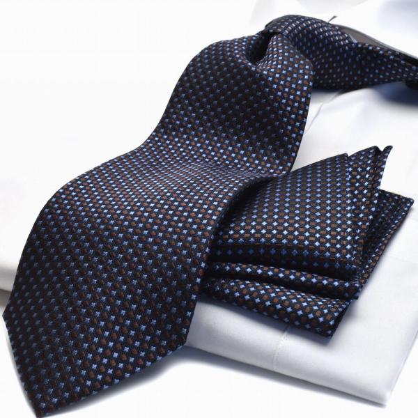 サイズ縦143センチ×幅8センチ/チーフ23.5センチの正方形材　質シルク１００％色ネイビーベースに水色、エンジの小柄 ・チーフ/同柄製造元中国商品説明写真と多少の色の異なりはご了承下さい。 ポイント利用