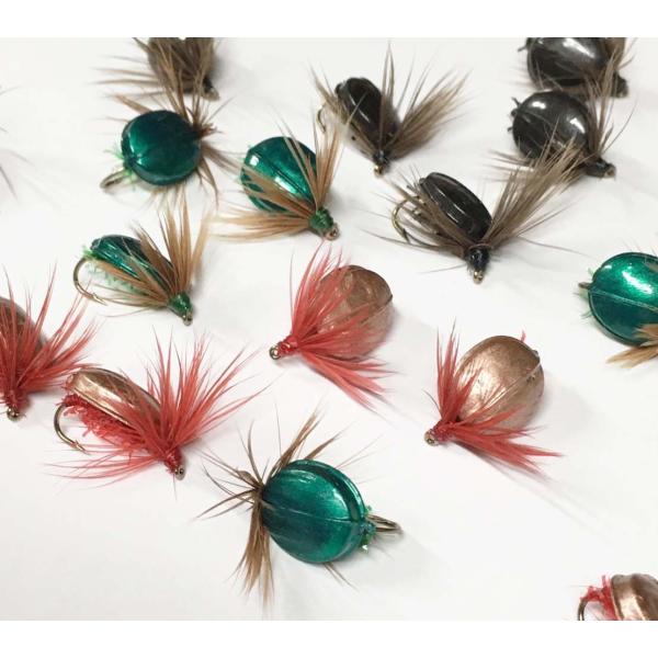 フロータント無しでも浮力を保ち、リズミカルな釣り上りOK。空気カプセルに封入された樹脂片により、プレゼンテーション時に「カシャ♪」音発生、トラウトの注目を引きつけます。本フライは、プレゼンテーション時は必ず背面側から着水します。直後にクルリ...