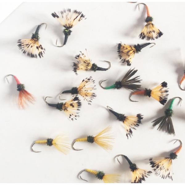 日光テンカラ系山岳仕様の「逆さバリ」。羽根に金鶏（ゴールデンフェザント）の羽根を配置し、水中でのキラメキ効果を獲得。やわらかな逆さ羽根部が水をとらえ、季節を問わず効果があります。