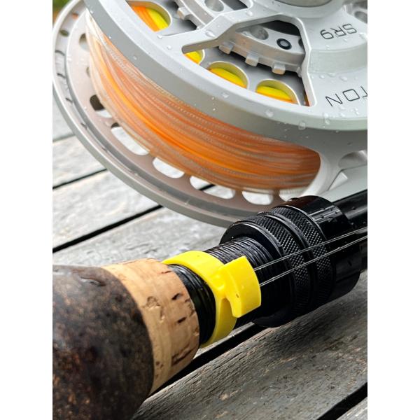 【発売日：2022年11月03日】シリコン製のリーダールーパーをリールシートの下側に通して装着します。フックキーパーを使わず長いリーダーをリールのフットを介してガイドにひっかけていた方はこのソフトな素材でリーダーが傷つく心配から解放されます...