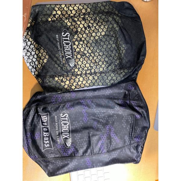 St .Croixの代表的なロゴをあしらった新しいネックゲイターです。スパンデックスナイロンを使用して口元側はマイクロメッシュ構造とすることで口元の蒸れを軽減して快適です。新しいカット形状ですので筒状のものとは違って顔へのフィット感が違いま...