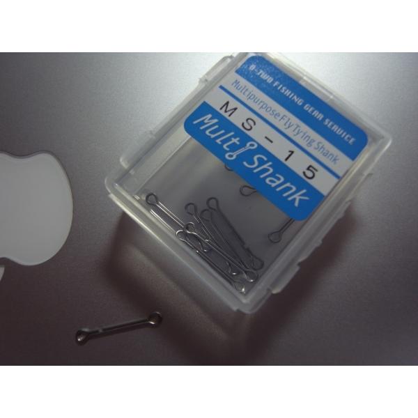 マルチシャンクの初期バージョンはシルバーのステンレス地でした。その後フライにしやすいということで黒色塗装のステンレスになりましたがシルバーを探していらっしゃる方、ルアー製作の方向けにシルバー地を復刻しました。ウオディントンシャンクと違って錆...