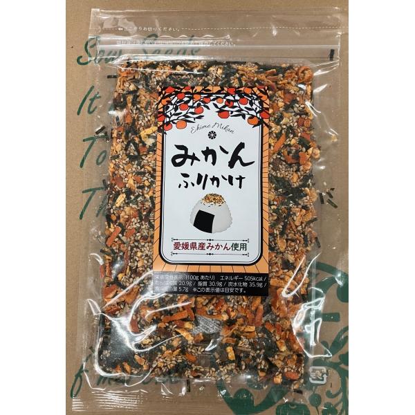 愛媛県産みかんの香り広がる！爽やかで彩り豊かなふりかけ愛媛県産のうんしゅうみかん果皮をミックスし、爽やかな味わいに仕上げたふりかけです。みかんの自然な香りとほのかな甘酸っぱさが、ごはんのおいしさを引き立てます。オレンジ色のみかん果皮が彩りを...