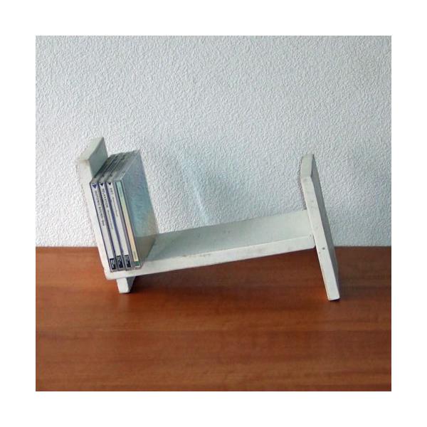 型番:rw0040wt■サイズ幅32×奥行12×高さ18cm■素材リサイクルウッド・合成樹脂塗装■おすすめポイントアンティークな木の温もりがうれしいCDラック。26枚のCDを収納でき2段重ねて使うことのできます。完成品でお届けします。