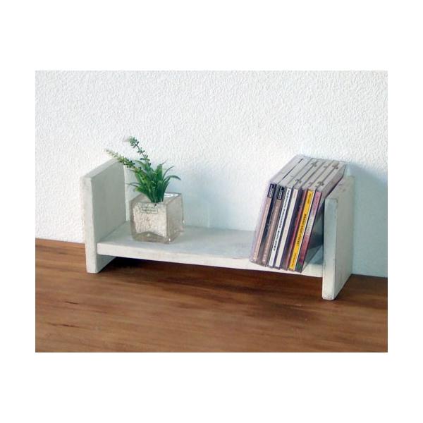 型番:rw0045wt■サイズ幅39×奥行11.5×高さ15cm■素材リサイクルウッド・合成樹脂塗装■おすすめポイントシンプルなデザインのラックです。キッチンではスパイスラックにデスク周りではＣＤラックにと使い方いろいろです。上下をひっくり...