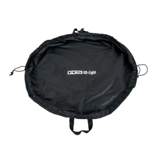 ・2〜3枚のウェットスーツが収納可能・ラミネート加工された600Dポリ素材は軽量で柔軟性があり、強度も高い・プルタブ式コードロックで素早く開閉可能・ハイパロン製コネクター付きハンドルで持ち運びが容易・丸めて収納可能※ご注文後の返品、キャンセ...