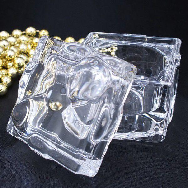 プレゼント箱の形をした可愛いガラスの小物入れ。お部屋に飾ると優雅さを引き立ててくれます。キャンドルを入れたり、普段愛用しているアクセサリーなどの小物入れに…。プレゼントにもオススメです♪■素材：ガラス■サイズ：縦約5.5cm×横幅約5.5c...