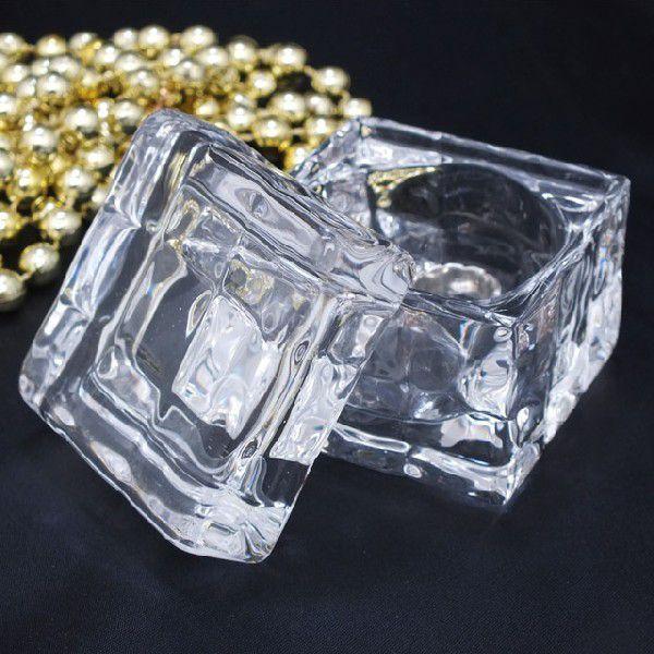 キューブの形をした可愛いガラスの小物入れ。お部屋に飾ると優雅さを引き立ててくれます。キャンドルを入れたり、普段愛用しているアクセサリーなどの小物入れに…。プレゼントにもオススメです♪■素材：ガラス■サイズ：縦約5cm×横幅約5cm×高さ5c...