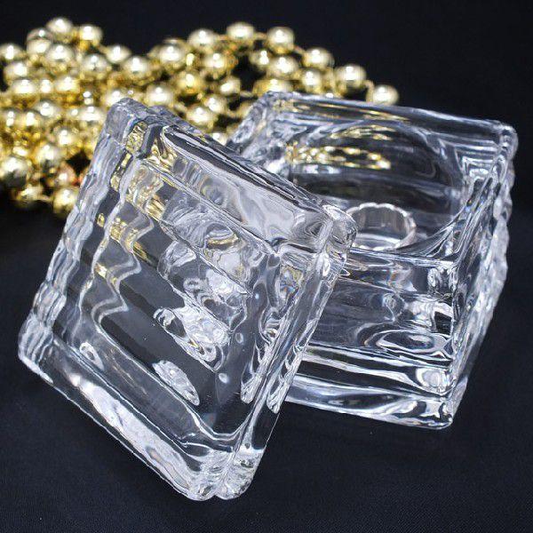 キューブの形をした可愛いガラスの小物入れ。お部屋に飾ると優雅さを引き立ててくれます。キャンドルを入れたり、普段愛用しているアクセサリーなどの小物入れに…。プレゼントにもオススメです♪■素材：ガラス■サイズ：縦約5cm×横幅約5cm×高さ5c...