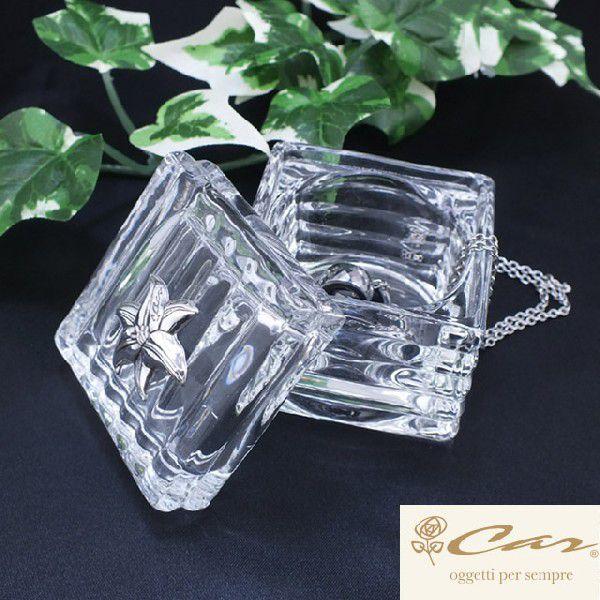 ユリの形をしたプレートが蓋に付いた華やかなガラス小物入れ。お部屋に飾ると優雅さを引き立ててくれます。キャンドルを入れたり、普段愛用しているアクセサリーなどの小物入れに…。プレゼントにもオススメです♪■素材：ガラス■サイズ：縦約5cm×横幅約...