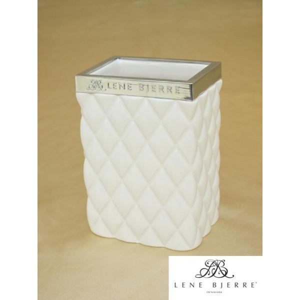 ■素材：セラミック(磁器)■カラー：ホワイト×シルバー■サイズ：縦約5.5cm×横約7.5cm×高さ約10.5cm■重さ：約210ｇ■付属品：専用箱デンマーク生まれのブランド「LENE BJERRE」豊かな自然の中で生み出されるその創造性は...