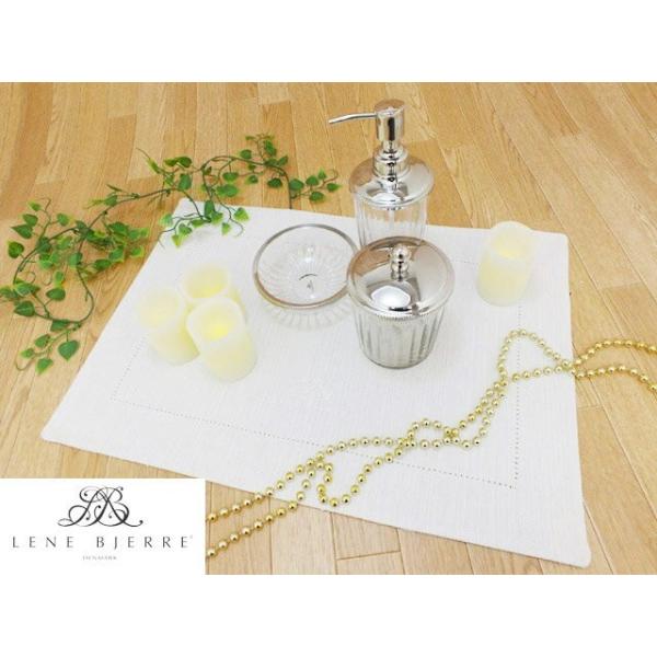 「リーネ ヴェール」はエレガントでオシャレなデザイン。こちらのランチョンマットは、食卓、洗面バス、インテリアetc…色々な用途で使えるアイテムです。※ご使用には全く問題ございませんが、表側、裏側にシミが見られます(4枚目画像参照)。ご了承の...