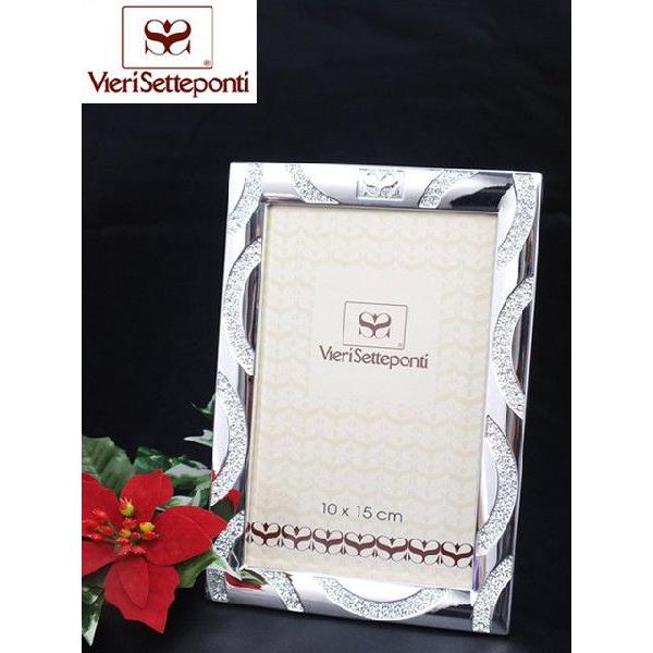 ※ご使用には問題ございませんが、接着剤の変色や、黒い汚れ、右端全体に細かなキズが複数みられます(4枚目画像参照)。ご了承の上お買い求め下さいませ。曲線に沿ってラインストーンが全体にデザインされた華やかなフォトフレーム。お部屋に飾ると優雅さを...