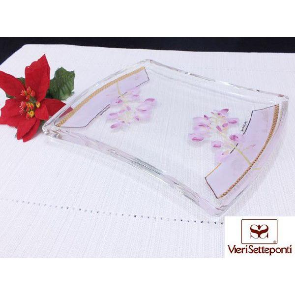 クリアのガラスにピンクの花柄がプリントされた華やかなトレイ。お部屋に飾ると優雅さを引き立ててくれます。普段愛用しているアクセサリーなどの小物入れに…。洗面台やドレッサーなど、用途に合わせて使えるマルチな1枚です♪■素材：ガラス■サイズ：縦約...