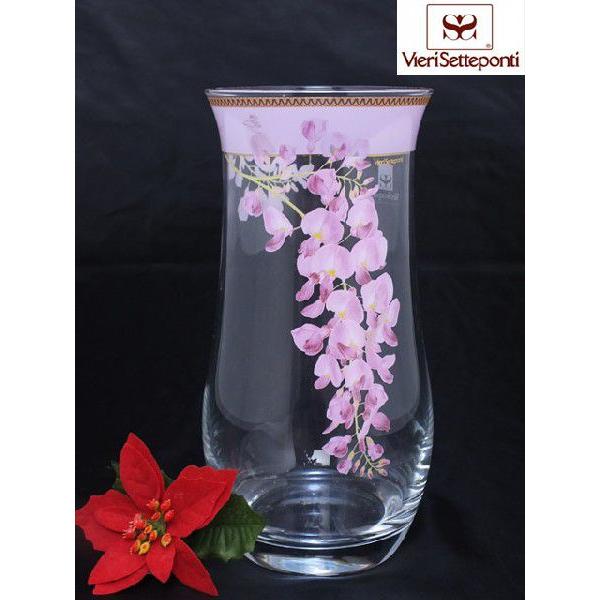 クリアのガラスにピンクの花柄がプリントされた華やかな花瓶。お部屋に飾ると優雅さを引き立ててくれます。お祝いなど様々な贈り物や、記念品としてもオススメです♪■素材：ガラス■サイズ：直径約10.5cm×高さ約21cm■重さ：約580g■仕様：ピ...
