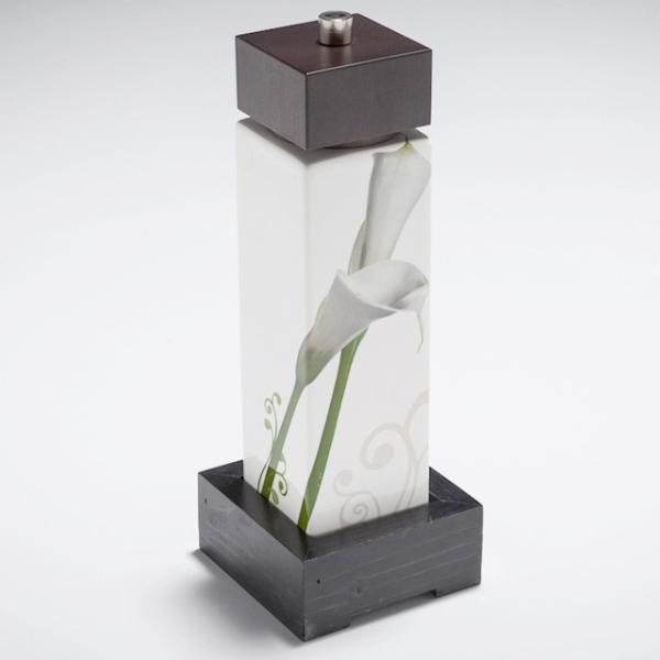 ceramiche VIVAはイタリアのブランド。デザイン性高い、ソルト用のミルです。セラミック刃なので、挽き味もスムーズで長持ち。白いカラーの花をデザインしたセラミックのボディは、いつもの食卓を上品でオシャレに演出してくれます。ご家庭では...