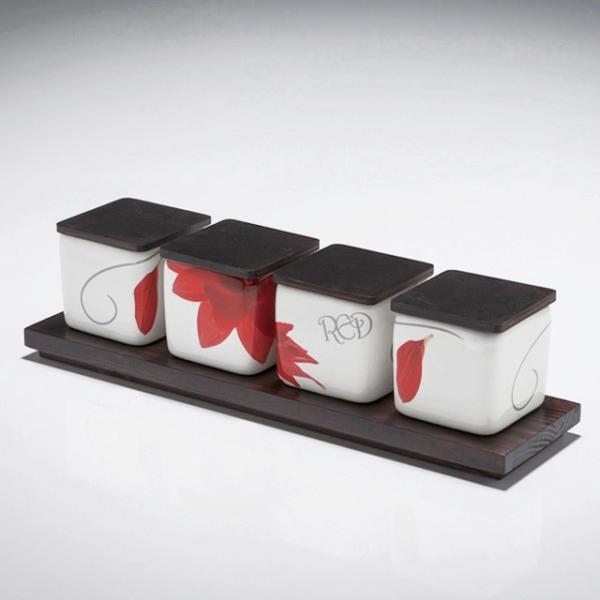 ceramiche VIVAはイタリアのブランド。高級感あるセラミック素材を使用し、デザイン性高い真っ赤な花をデザインした小物入れ4点セットです。高級感ある小物入れには、アクセサリーや香りのアイテムなどかさばる小物をオシャレに整頓することが...