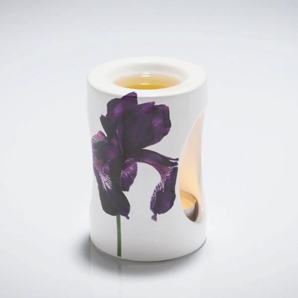 ※ご使用には全く問題ございませんが、底にかけている箇所がございます。また、中に加工ムラやキャンドルに変形がみられます(4枚目画像参照)。ご了承の上お買い求め下さいませ。■商品：キャンドルホルダー×1、キャンドル×1■素材：セラミック■カラー...