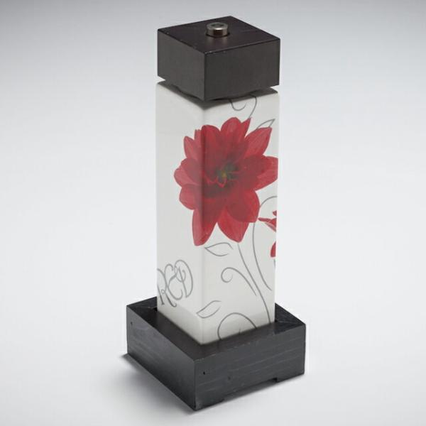 ※ご使用には全く問題ございませんが、底部分の変色や、加工ムラがみられます(4枚目画像参照)。ご了承の上お買い求め下さいませ。■商品：ソルトミル×1■素材：セラミック/セラミック刃■本体サイズ：高さ約23.5cm×横幅約6cm×幅約6cm■カ...