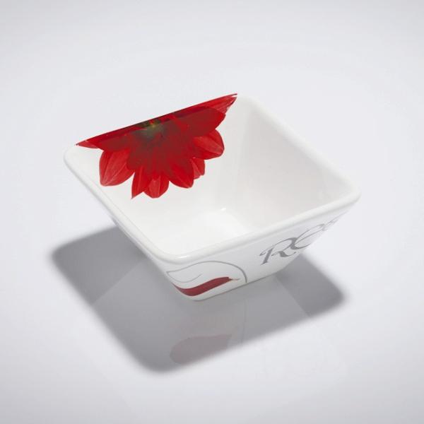 ceramiche VIVAはイタリアのブランド。高級感溢れるセラミック素材を使用し、おしゃれな真っ赤な花をデザインしたサラダボウルです。いつもの食卓をより優雅な雰囲気に演出してくれます。ご家庭ではもちろん、大切な贈り物にも◎さらにレストラ...