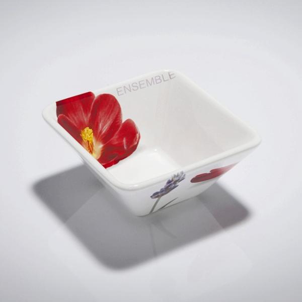 ceramiche VIVAはイタリアのブランド。高級感溢れるセラミック素材を使用し、赤い花とラベンダーをデザインしたサラダボウルです。いつもの食卓をより優雅な雰囲気に演出してくれます。ご家庭ではもちろん、大切な贈り物にも◎さらにレストラン...