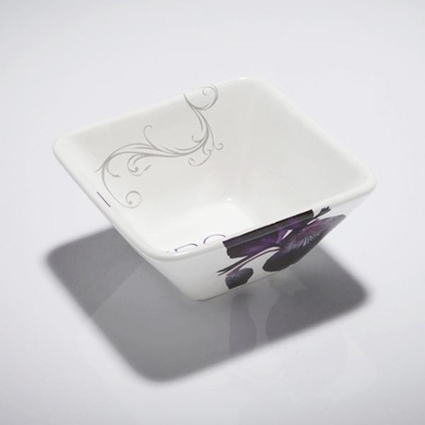 ceramiche VIVAはイタリアのブランド。高級感溢れるセラミック素材を使用し、アイリスの花をデザインしたサラダボウルです。いつもの食卓をより優雅な雰囲気に演出してくれます。ご家庭ではもちろん、大切な贈り物にも◎さらにレストランやホテ...