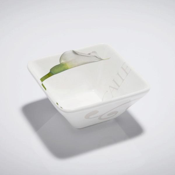 ceramiche VIVAはイタリアのブランド。高級感溢れるセラミック素材を使用し、白いカラーの花をデザインしたサラダボウルです。いつもの食卓をより優雅な雰囲気に演出してくれます。ご家庭ではもちろん、大切な贈り物にも◎さらにレストランやホ...