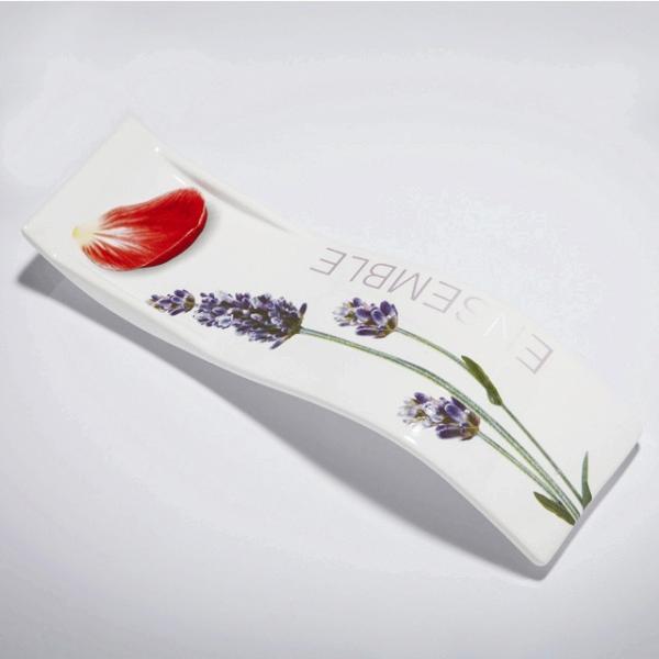 ceramiche VIVAはイタリアのブランド。高級感あるセラミック素材を使用し、赤い花とラベンダーをデザインしたウェーブトレイです。アクセサリーや香りのアイテム、キャンドルやお香などをオシャレに飾ったり整頓することができます。ご家庭では...