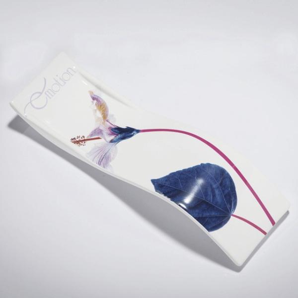 ceramiche VIVAはイタリアのブランド。高級感あるセラミック素材を使用し、気品溢れる紫色の花をデザインしたウェーブトレイです。アクセサリーや香りのアイテム、キャンドルやお香などをオシャレに飾ったり整頓することができます。ご家庭では...