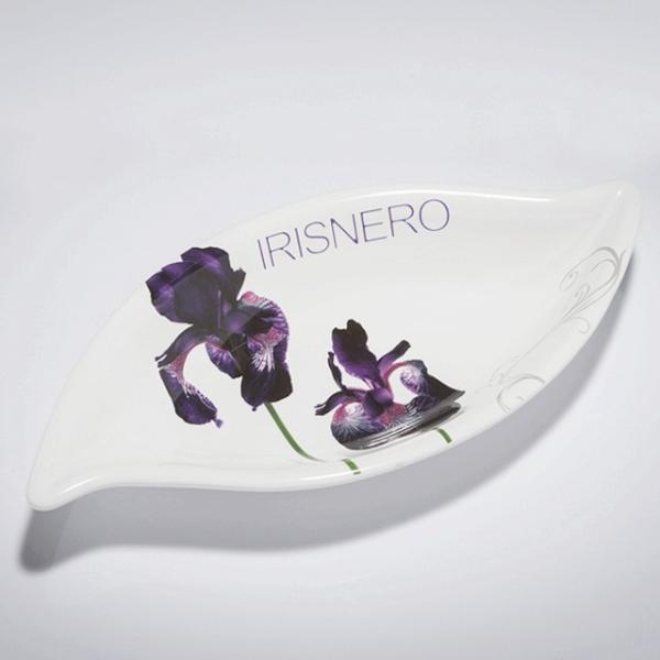 ceramiche VIVAはイタリアのブランド。高級感あるセラミック素材を使用し、アイリスの花をデザインしたリーフトレイです。お菓子を置いたり、アクセサリーや香りのアイテム、キャンドルやお香などをオシャレに飾ったり整頓することができます。...