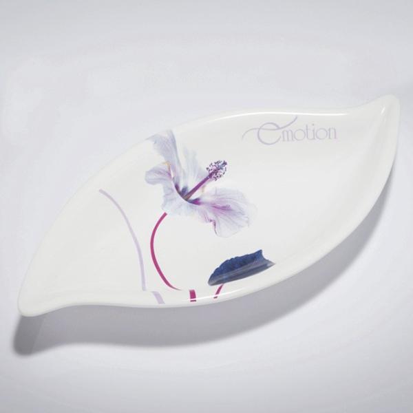 ceramiche VIVAはイタリアのブランド。高級感あるセラミック素材を使用し、気品溢れる紫色の花をデザインしたリーフトレイです。お菓子を置いたり、アクセサリーや香りのアイテム、キャンドルやお香などをオシャレに飾ったり整頓することができ...